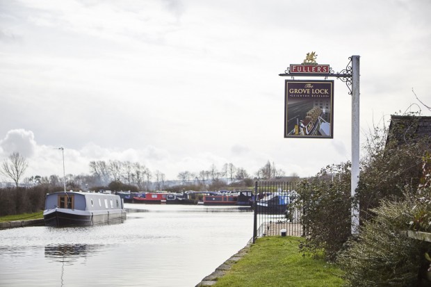 Grove Lock: Gorgeous Pub By The Water | DesignMyNight
