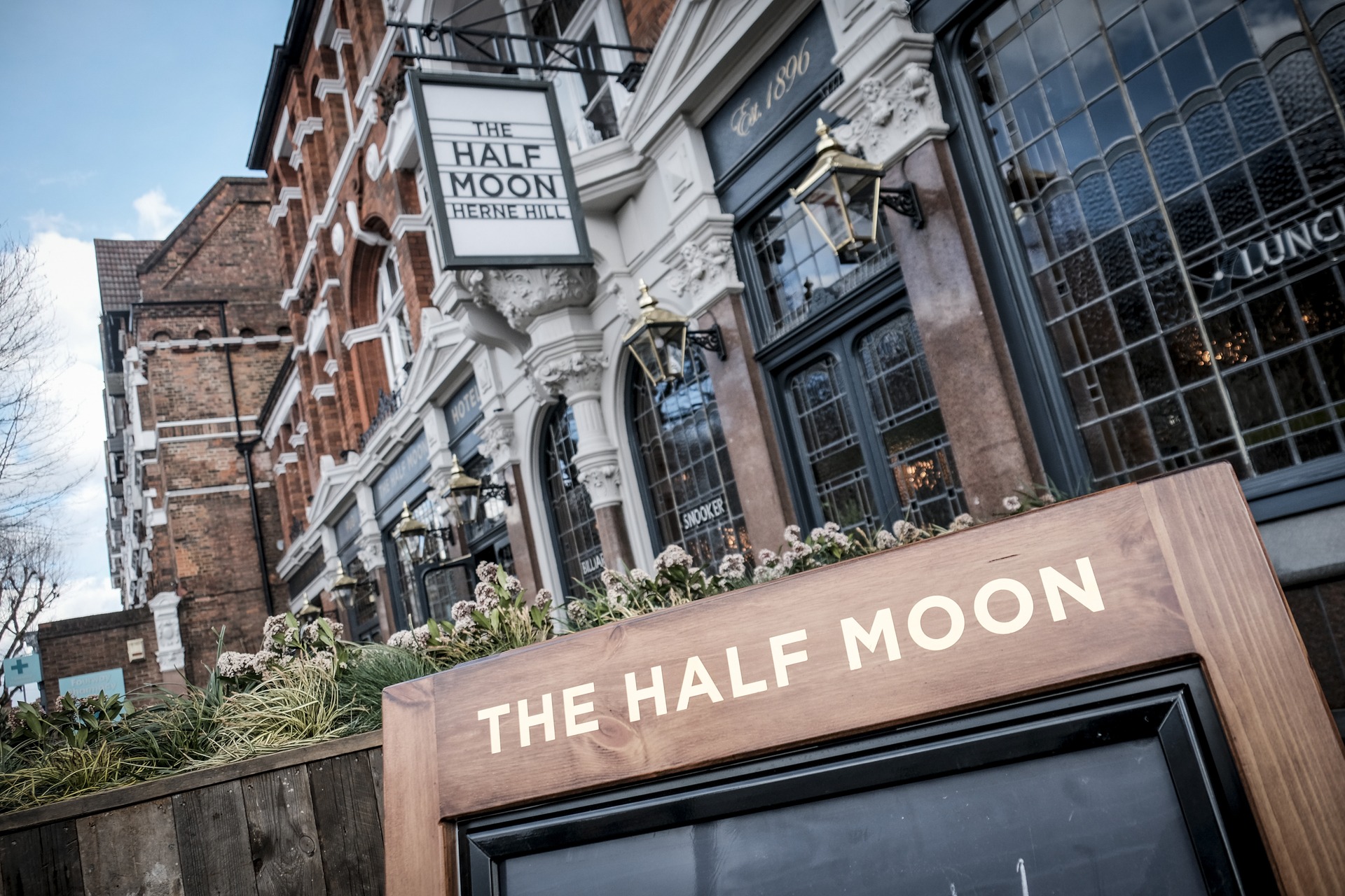 Half Moon Herne Hill | London Pub Reviews | DesignMyNight