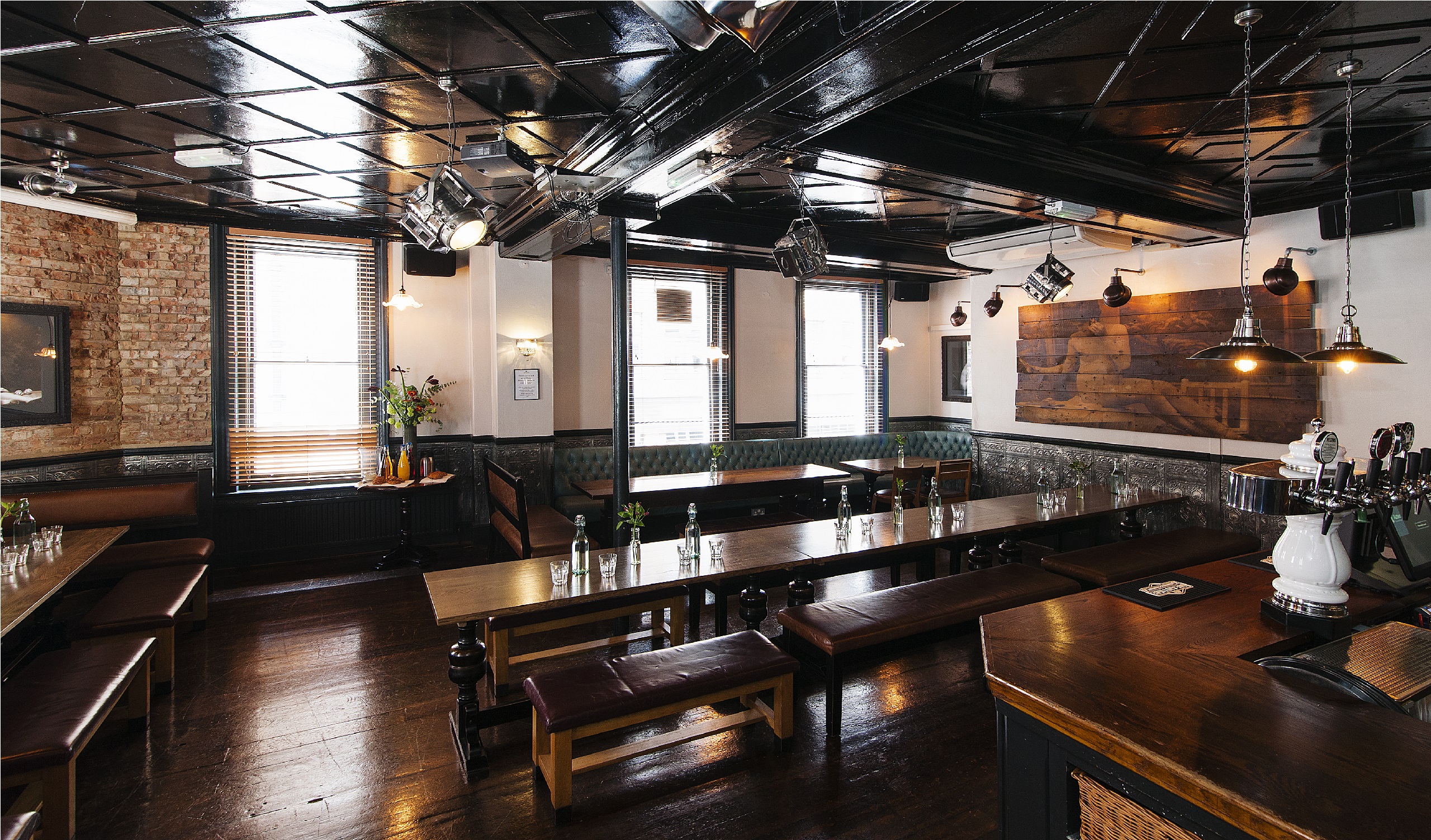 The Crown and Two Chairmen | London Pub Reviews | DesignMyNight