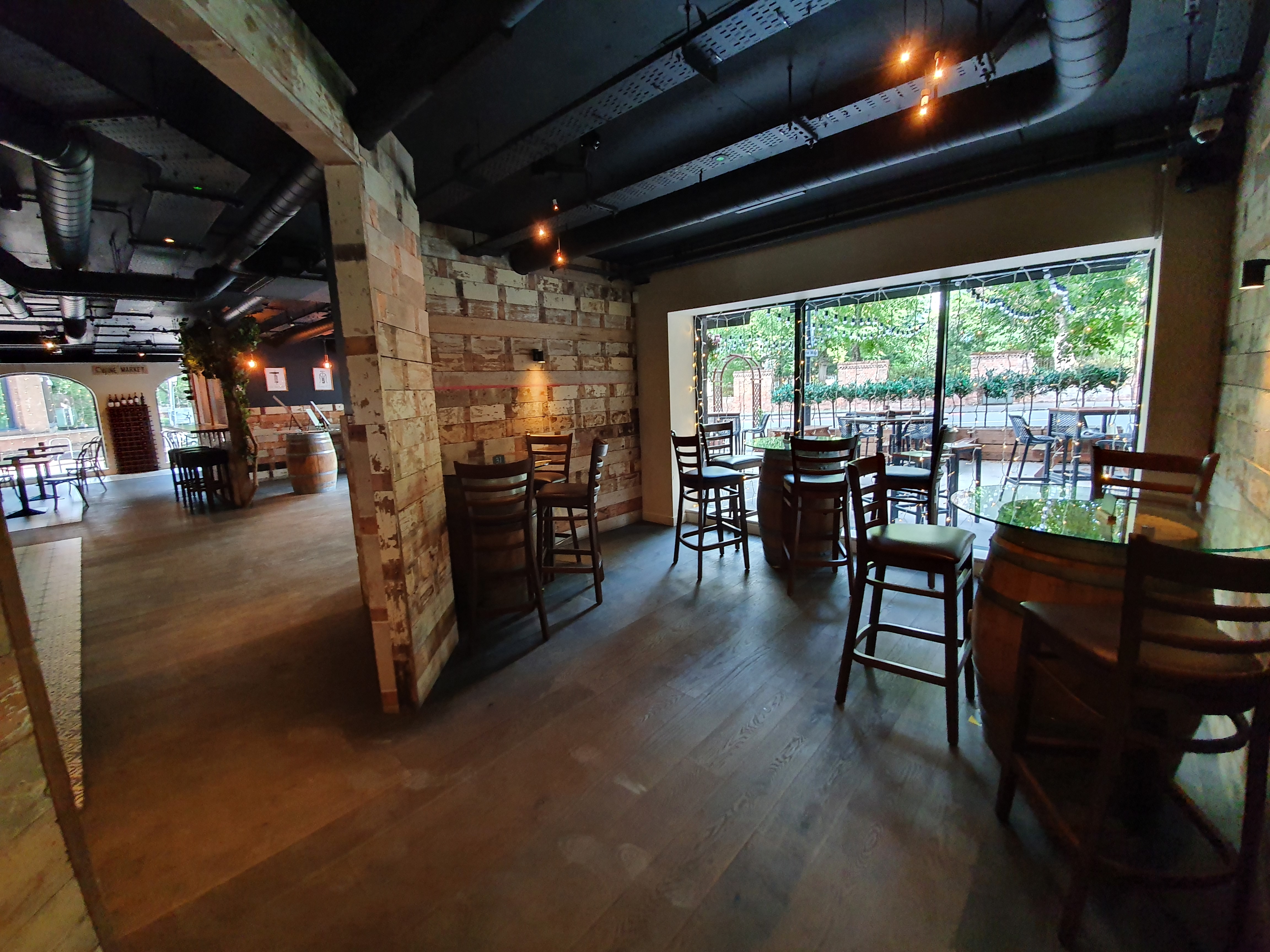 Veeno Reading | Reading Bar Reviews | DesignMyNight