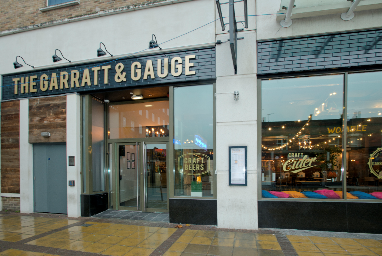 The Garratt and Gauge: Cool Wimbledon Pub | DesignMyNight