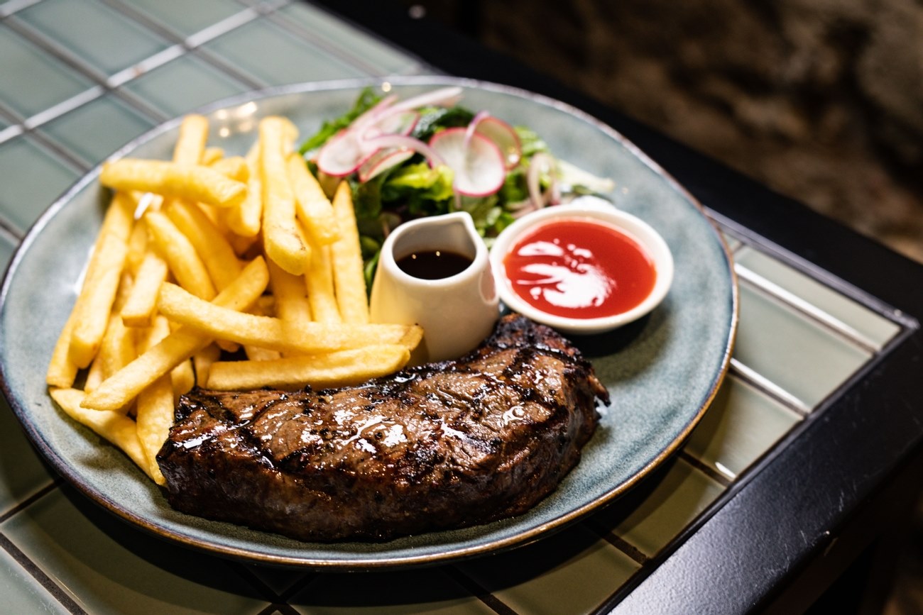 Royal Saxon: Cool Melbourne Pub For Beers and Pizza | DesignMyNight