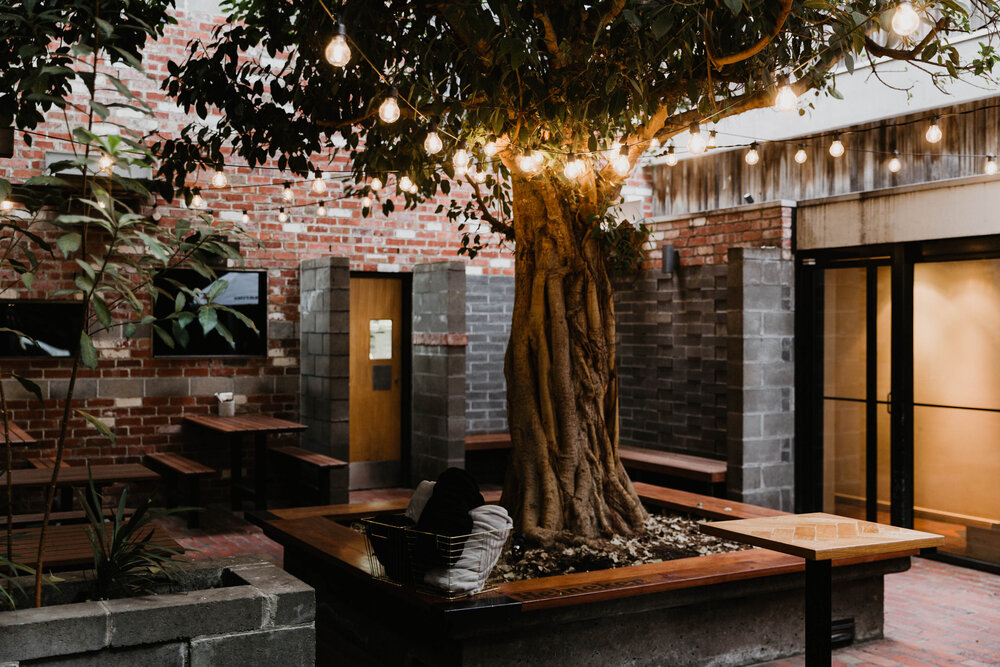 Royal Saxon: Cool Melbourne Pub For Beers and Pizza | DesignMyNight