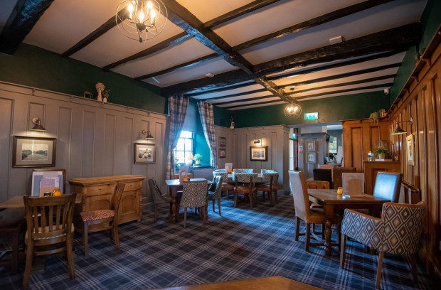 Earl of Strafford: Cosy Rotherham Pub | DesignMyNight