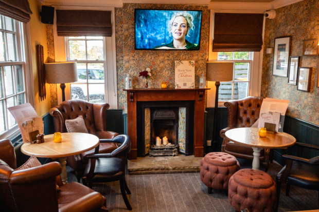 Cricketers: Row Town Pub In Surrey | DesignMyNight