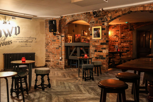 Crowd Of Favours: Cosy Leeds Pub For A Roast | DesignMyNight