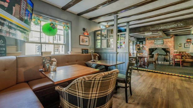 The Half Crown, Benfleet: Book This Essex Pub | DesignMyNight
