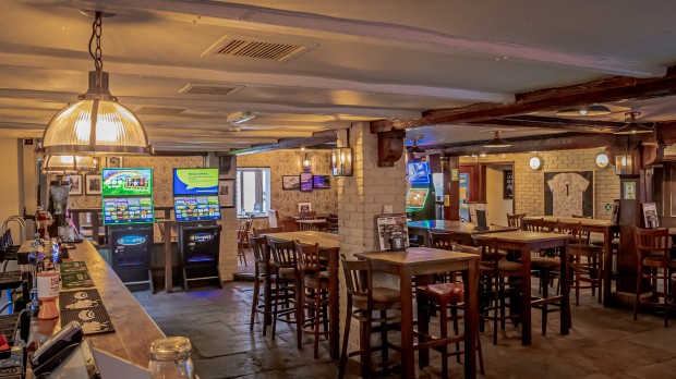 Seven Red Roses: Reading Sports Pub | DesignMyNight