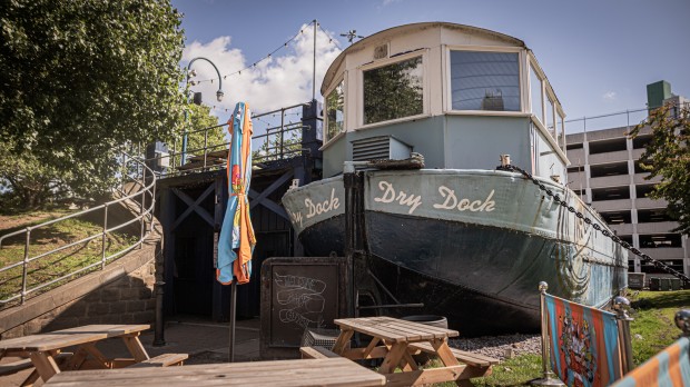 The Dry Dock: Leeds Pub On A Boat | DesignMyNight
