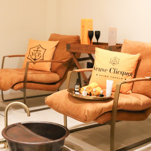 The Pretty Parlour: Nail & Cocktail Bar In Ealing | DesignMyNight