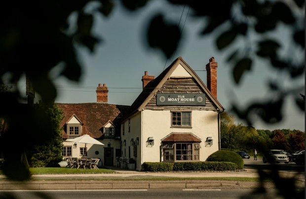 Moat House: Alcester Country Pub | DesignMyNight